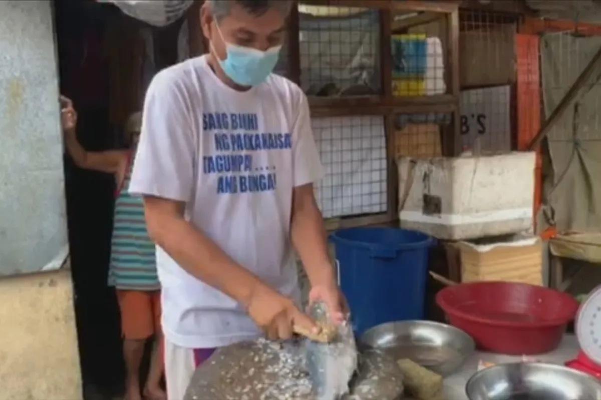 Tulong bumuhos para sa fish vendor na si Mang Dodong | ABS-CBN News