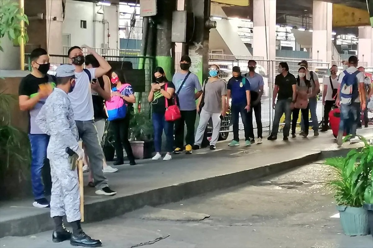 Pila ng sasakay sa MRT Taft Avenue station umabot hanggang bangketa ...