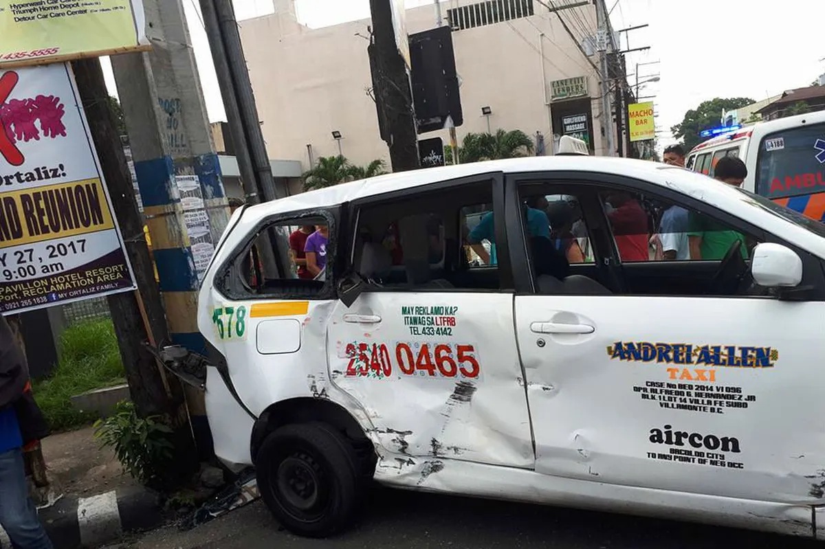 Rescue vehicle, bumangga sa isang taxi sa Bacolod | ABS-CBN News
