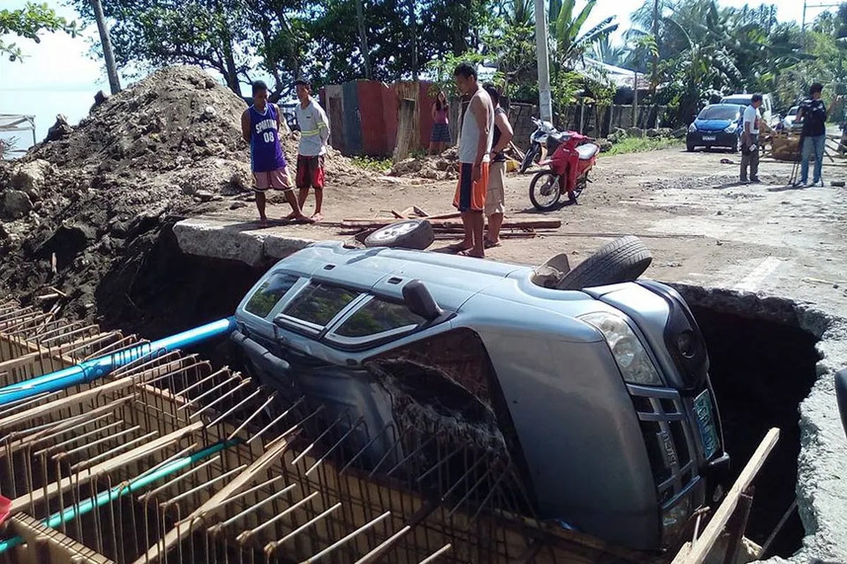 Kotse, nahulog sa hukay sa kalsada | ABS-CBN News