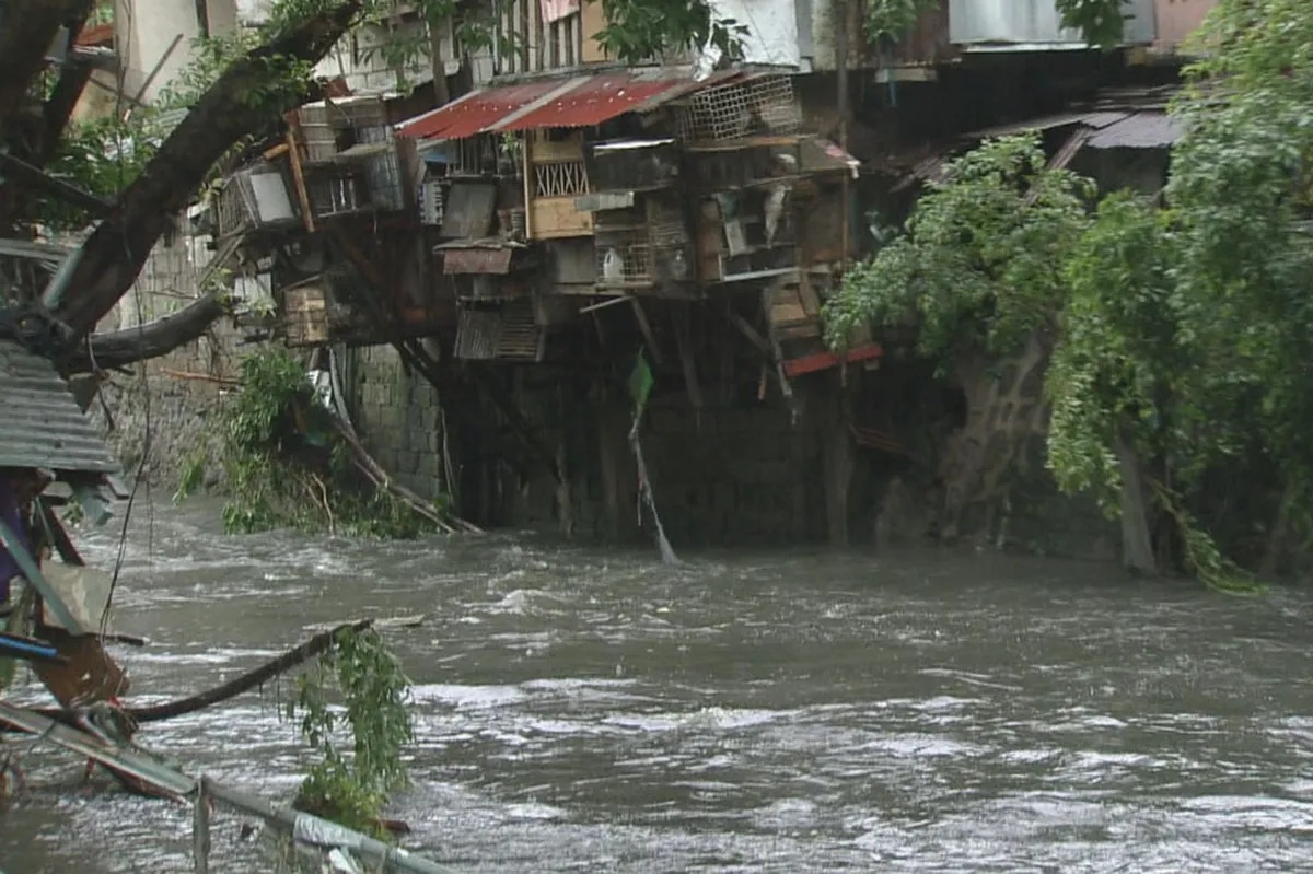 QC pinagigiba ang mga barong-barong sa 'danger zone' sa Kamuning | ABS ...
