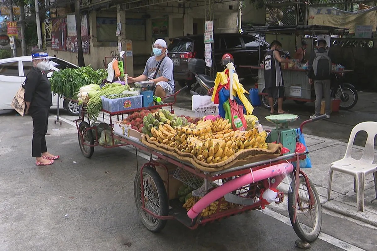 Dahil matumal sa palengke: Ilang vendors inilalako na lang sa kalye ang tinda | ABS-CBN News