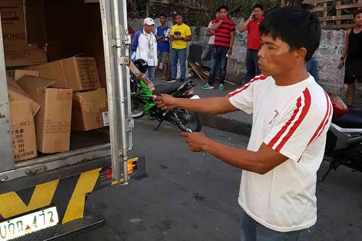 3 tauhan ng Mighty Corp, nahuling nagtatapon ng kaha-kahang sigarilyo ...