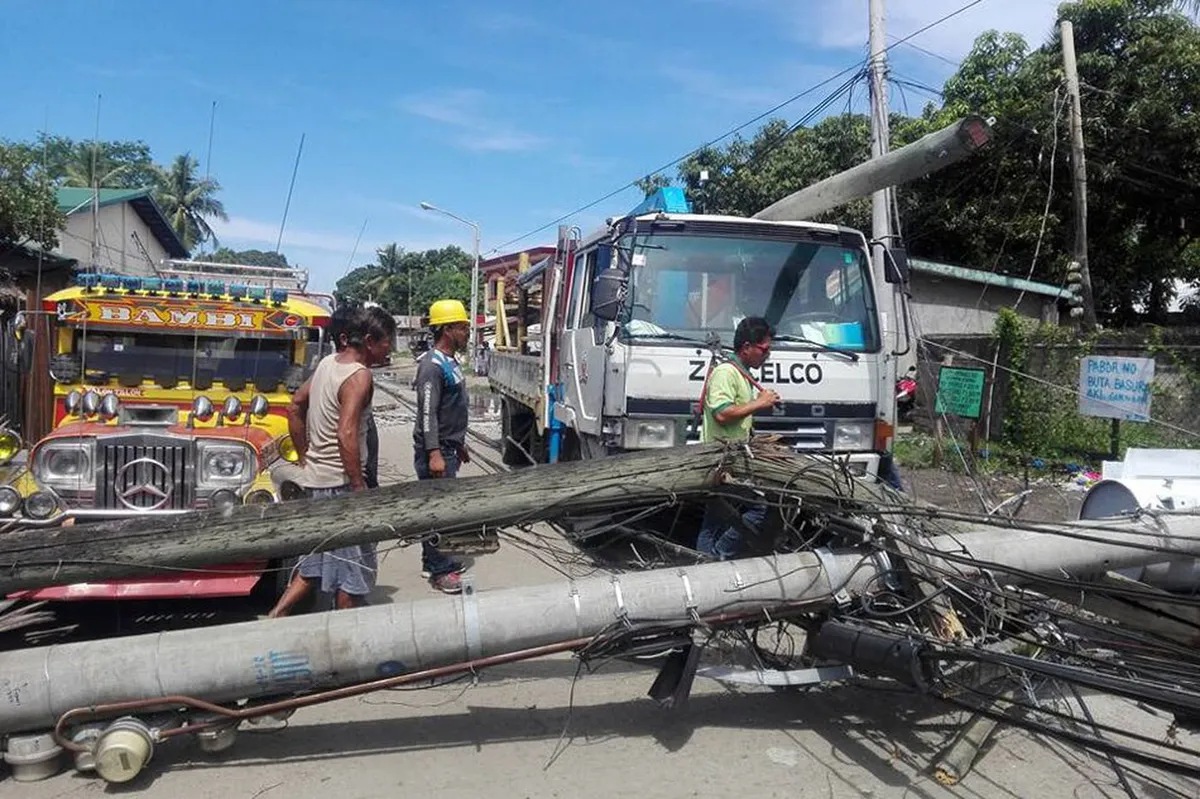 Trak, sumabit sa poste ng kuryente; 3 barangay, apektado | ABS-CBN News