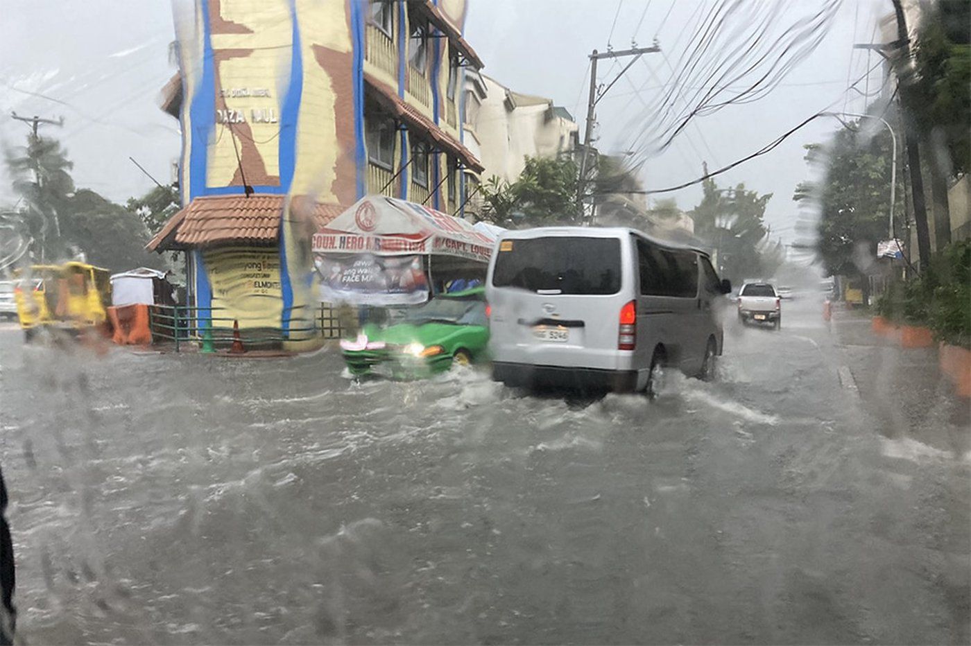 Ilang bahagi ng Metro Manila binaha dahil sa malakas na ulan | ABS-CBN News