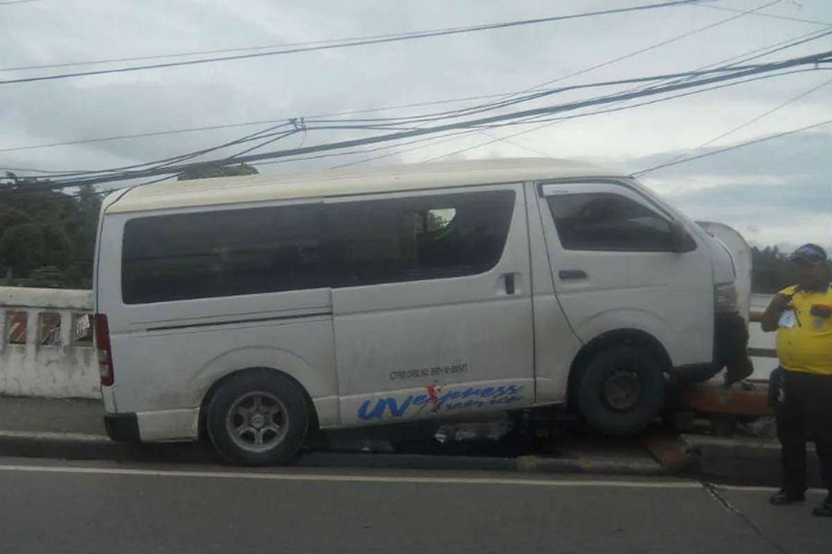 Van crashes into sidewalk due to brake malfunction | ABS-CBN News