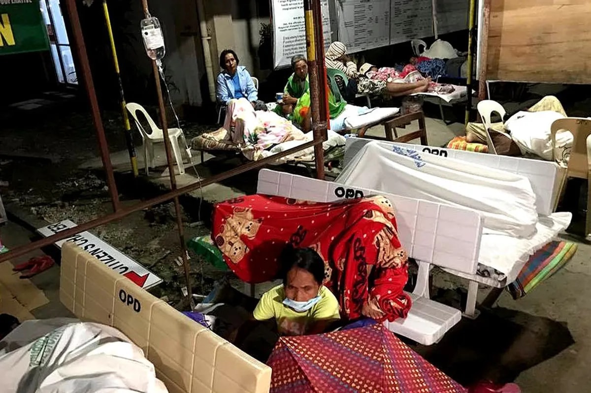 Mga pasyente sa Caraga Regional Hospital, inilikas dahil sa lindol | ABS-CBN News