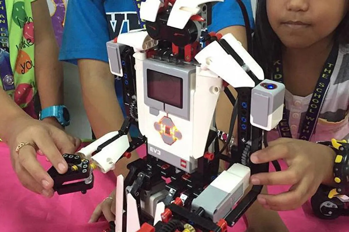 LOOK: Grade school students assemble, program robots | ABS-CBN Lifestyle