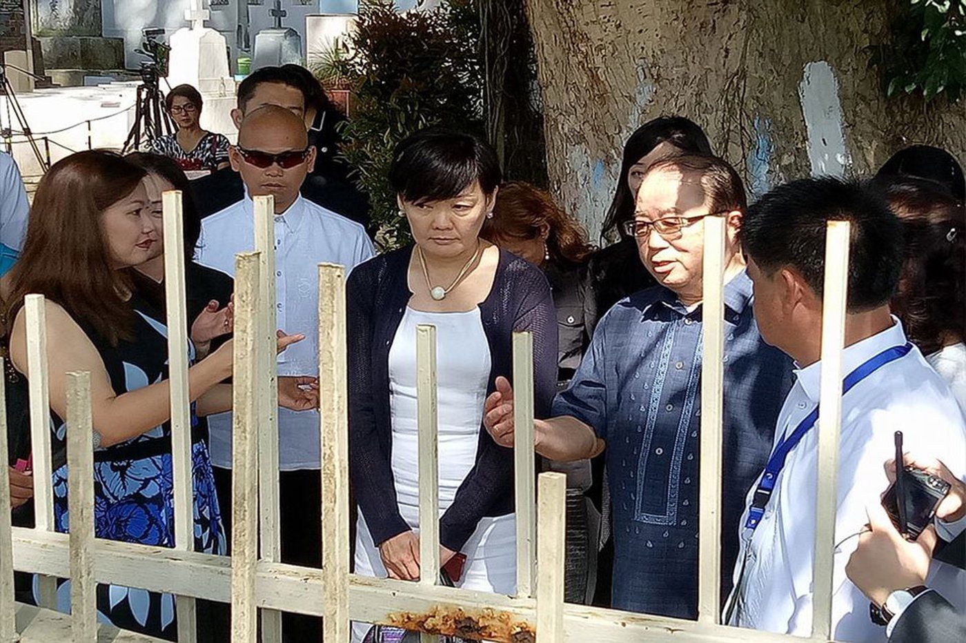 LOOK: PM Abe's wife visits Japanese cemetery in Davao | ABS-CBN News