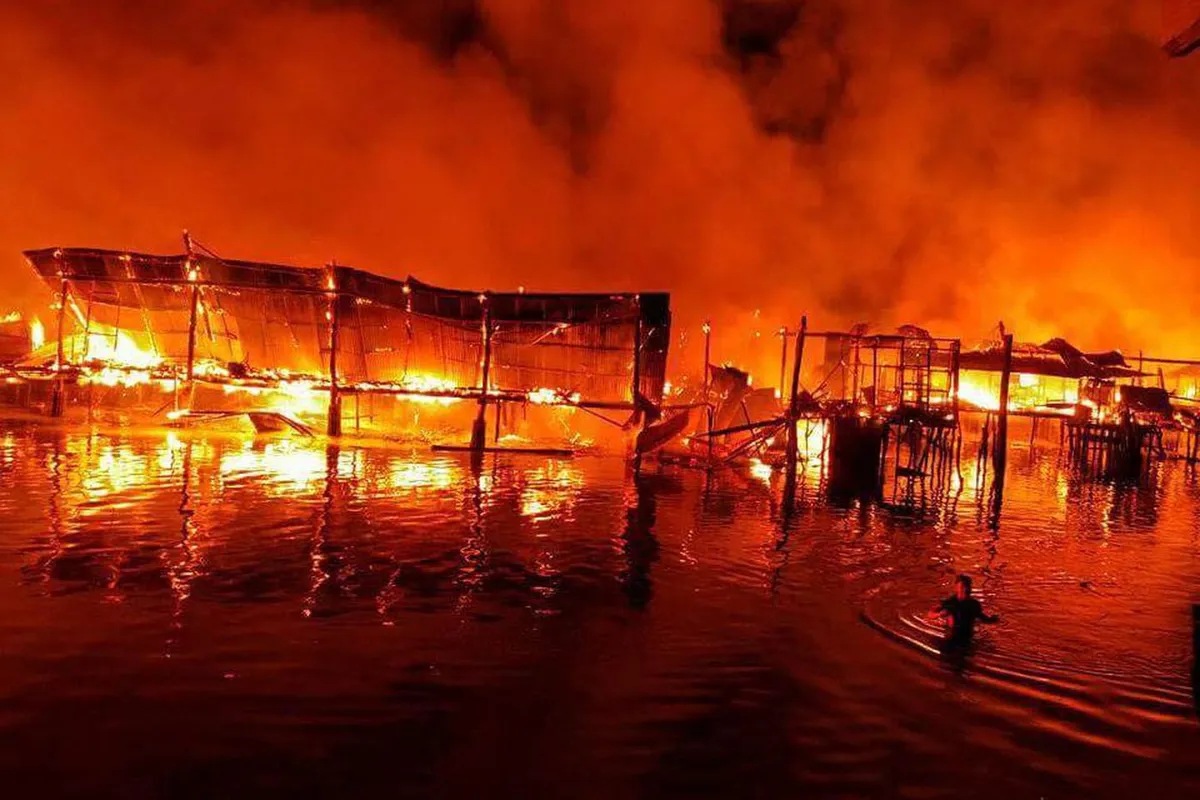 Fire razes close to 100 homes in Coron, Palawan | ABS-CBN News