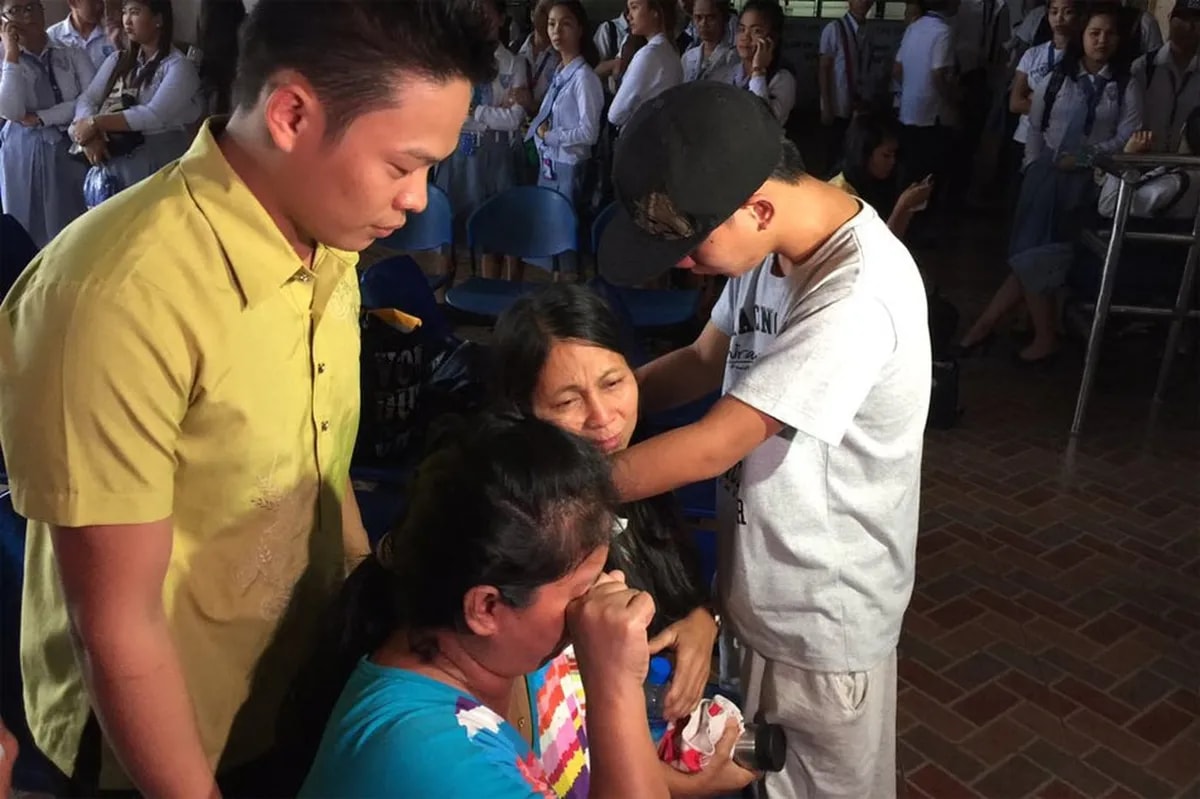 Trahedya sa Tanay: Mga magulang, emosyonal na naghihintay ng balita ...