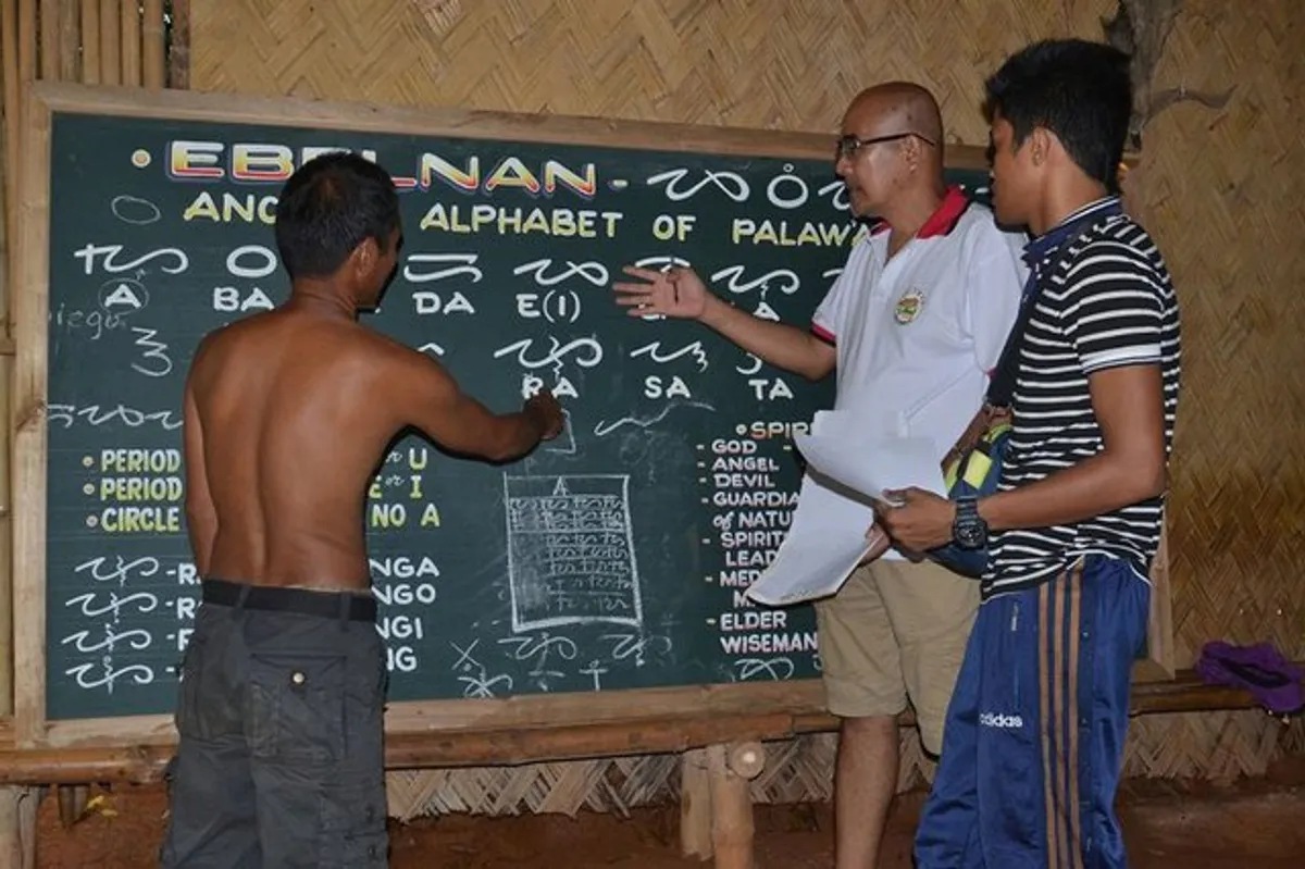 Alpabeto ng mga katutubong Palaw'an, nanganganib nang mabaon sa limot ...