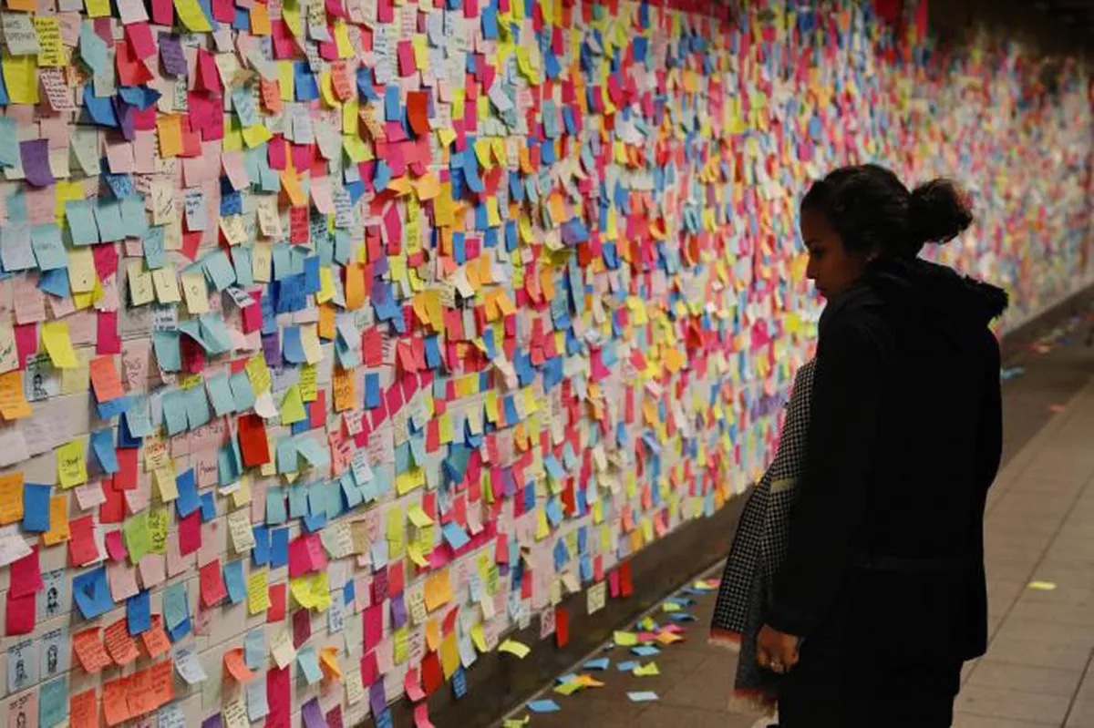 New Yorkers build walls of sticky notes in defiance of Trump | ABS-CBN
