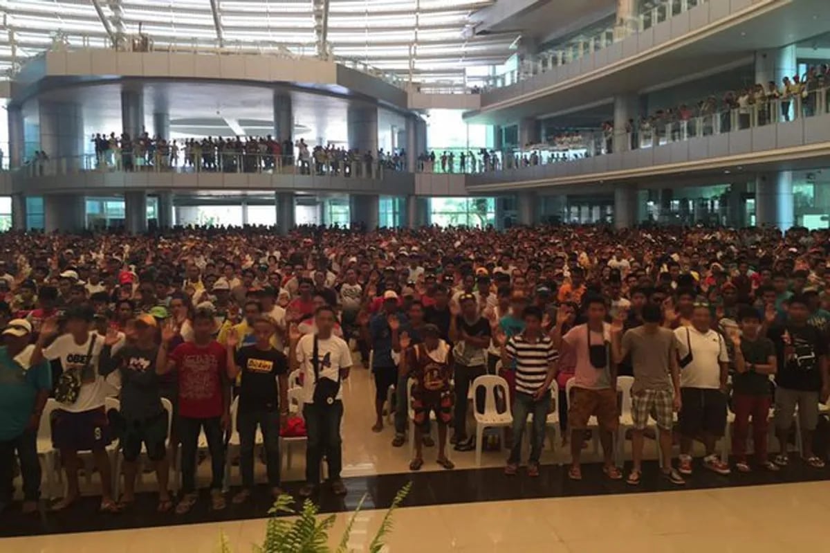 Thousands of drug pushers, users in biggest surrender under Duterte ...