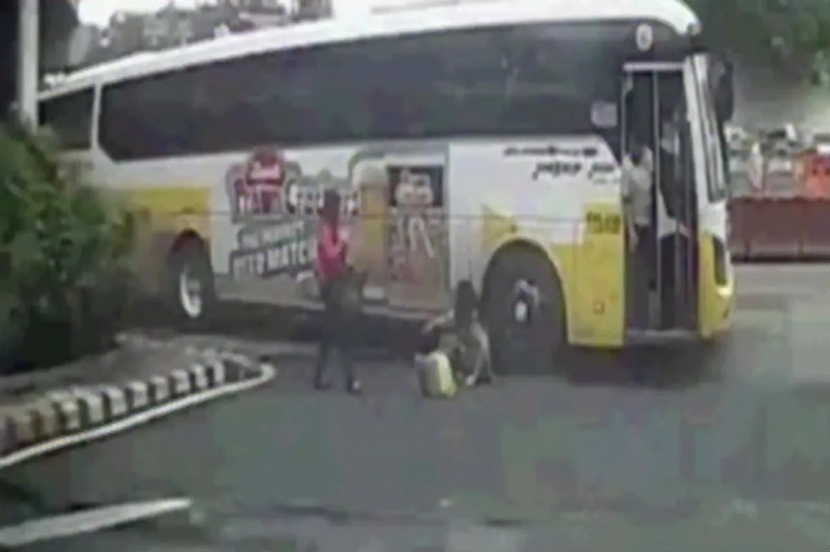 Pasahero sugatan matapos pinababa sa 'no unloading zone' | ABS-CBN News Pasahero sugatan matapos pinababa sa 'no unloading zone' | ABS-CBN News