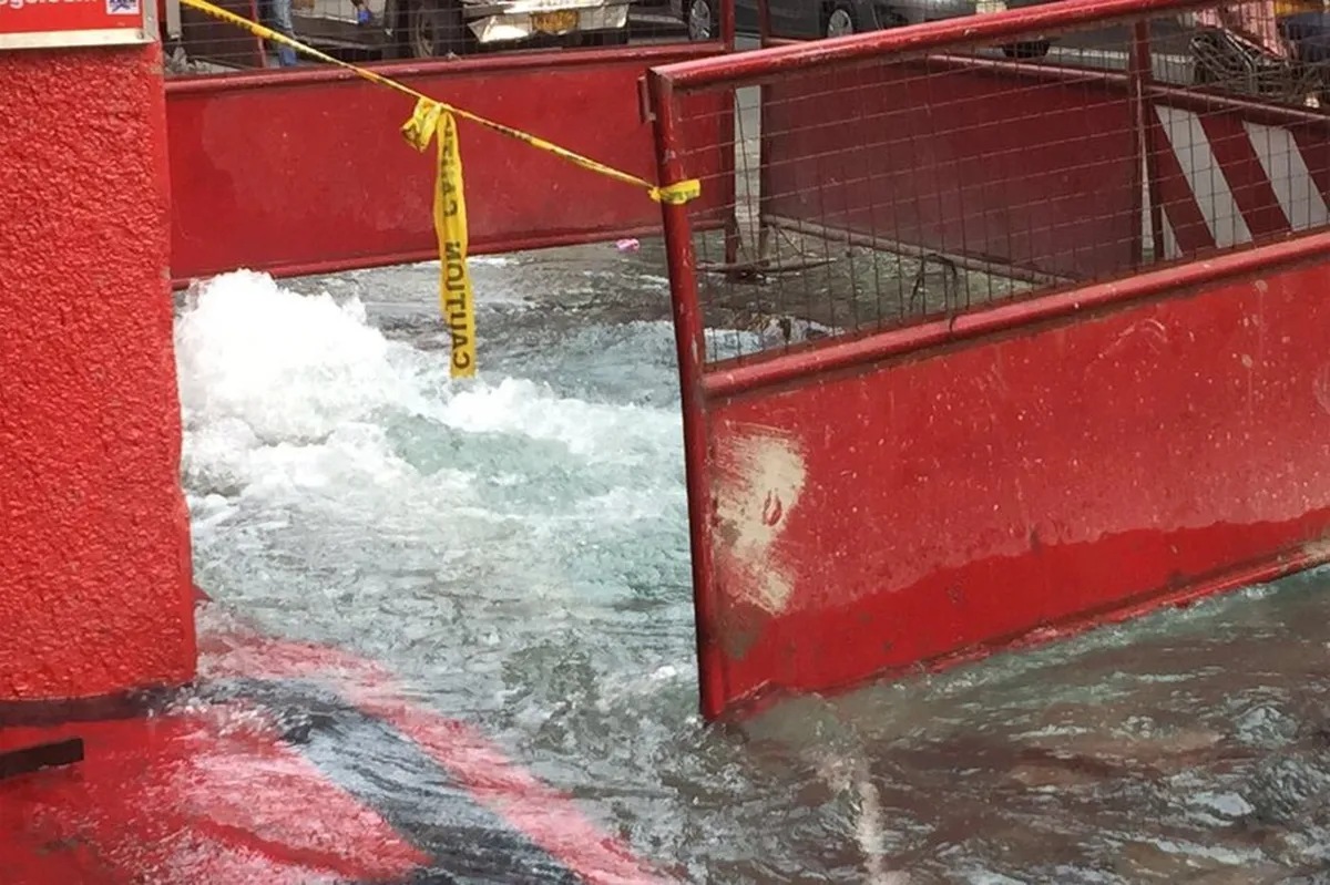 Busted water pipe in Recto causes minor flooding | ABS-CBN News