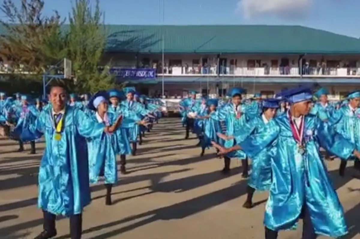 PANOORIN: Iba't ibang 'flash mob' sa mga graduation ceremony | ABS-CBN ...