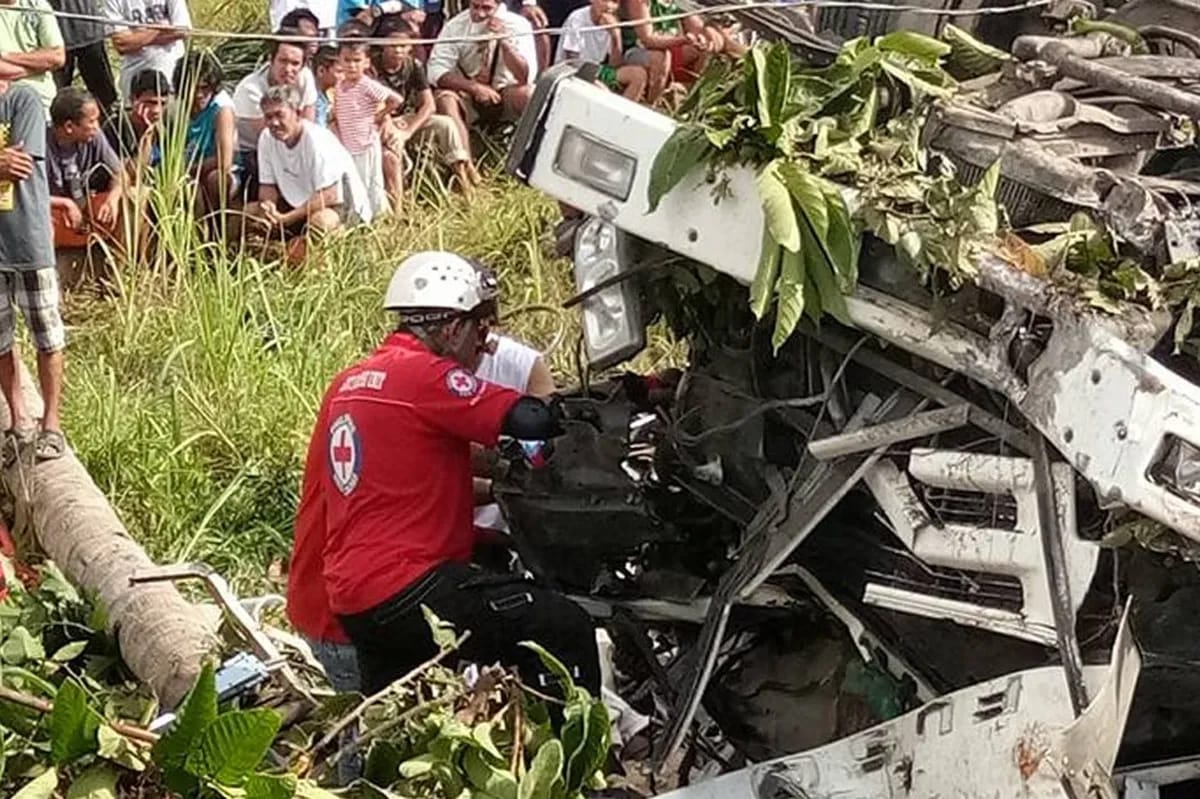 1 dead, 2 injured after truck tips over Iloilo highway | ABS-CBN News
