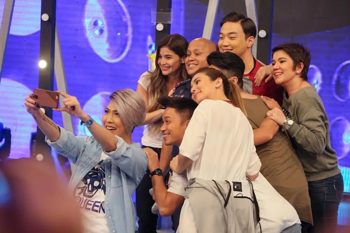 LOOK: 'Showtime' hosts take selfies with PNP chief | ABS-CBN Entertainment