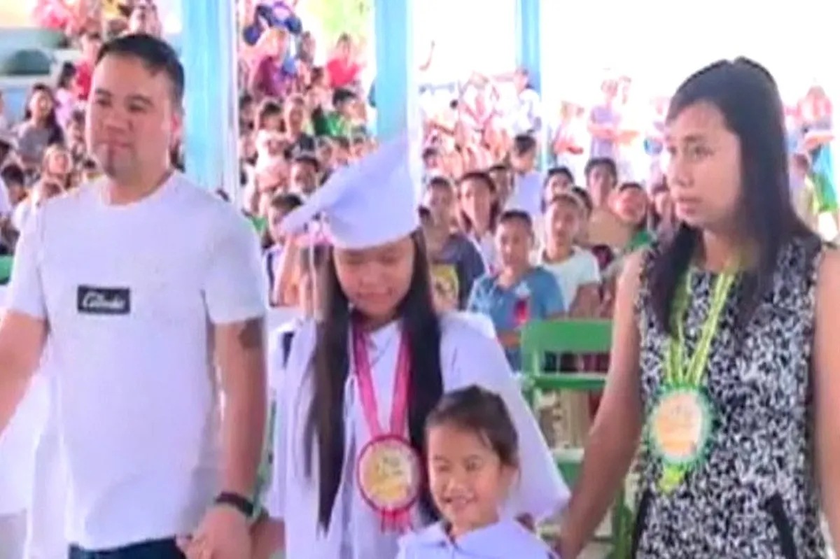 OFW umuwi para sorpresahin ang anak sa graduation | ABS-CBN Lifestyle