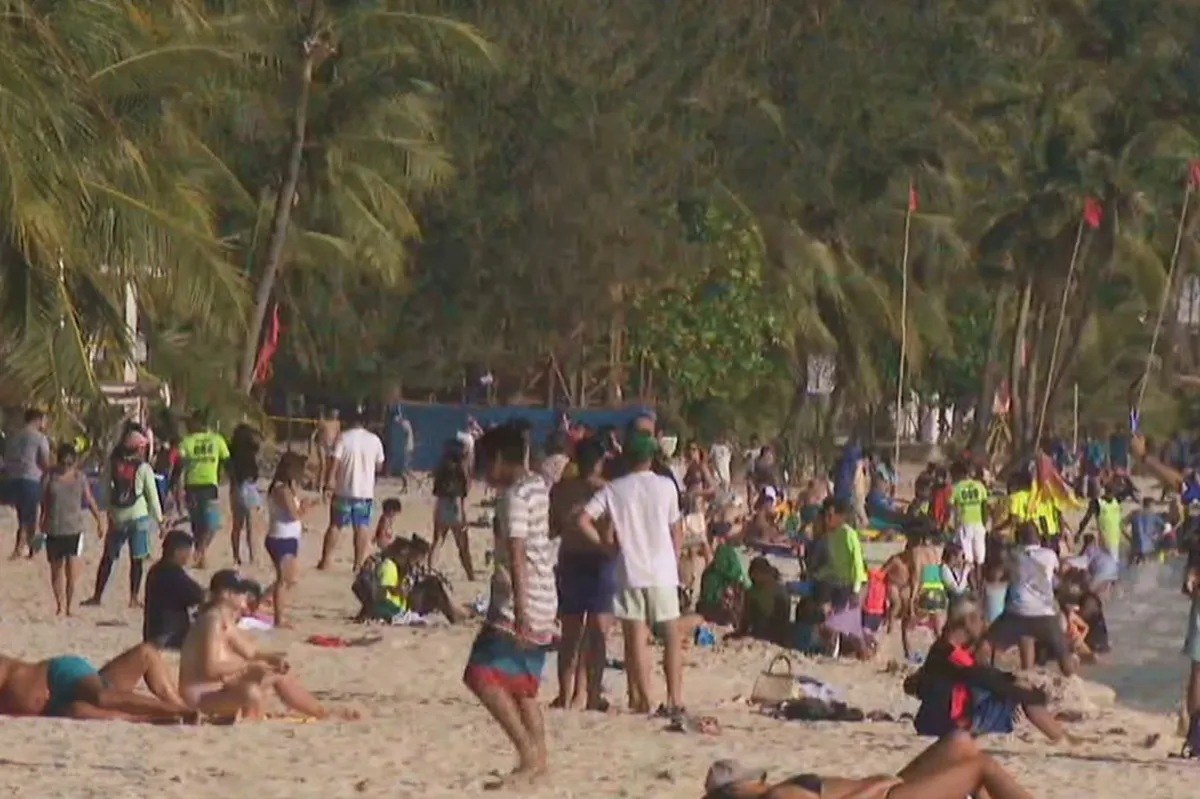 Mga turista namangha sa 'na-rehab' na Boracay | ABS-CBN News
