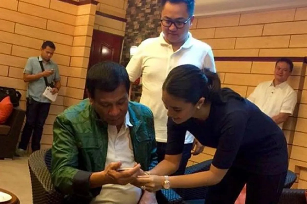 LOOK: Heart shows paintings to Duterte | ABS-CBN Lifestyle