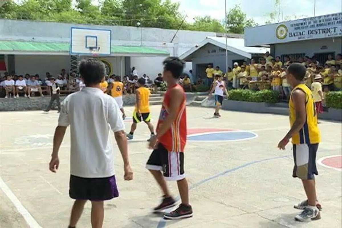 LOOK: Drug surrenderees play basketball with prisoners | ABS-CBN News