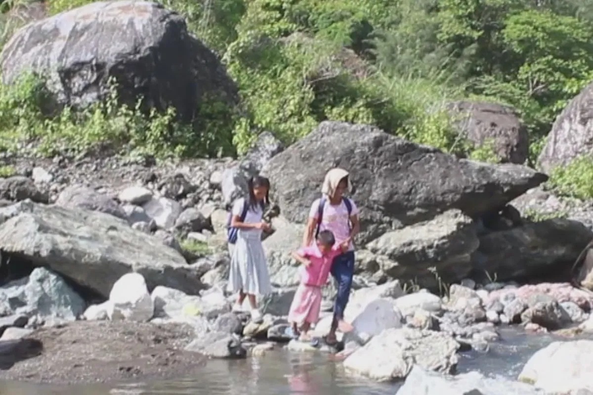 Ilang estudyante sa Antique naglalakad ng ilang oras, tumatawid ng ilog ...