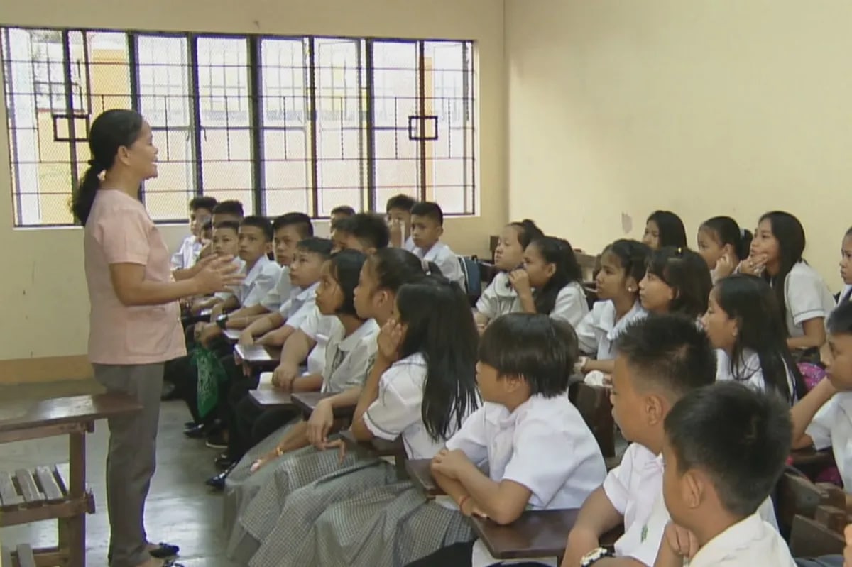 Mga batang hindi nag-aaral sa Pinas, nasa 1.3 milyon | ABS-CBN News Mga batang hindi nag-aaral sa Pinas, nasa 1.3 milyon | ABS-CBN News