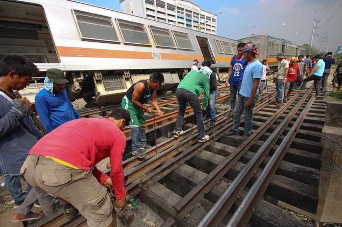 Obstructions slow Manila-Legazpi trains in dry run | ABS-CBN News