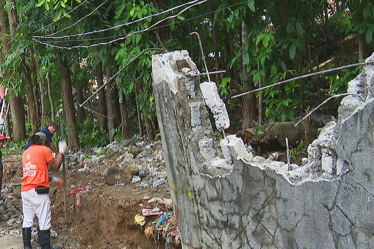 Mga nasiraan ng bahay sa gumuhong pader sa Caloocan umapela ng tulong | ABS-CBN News