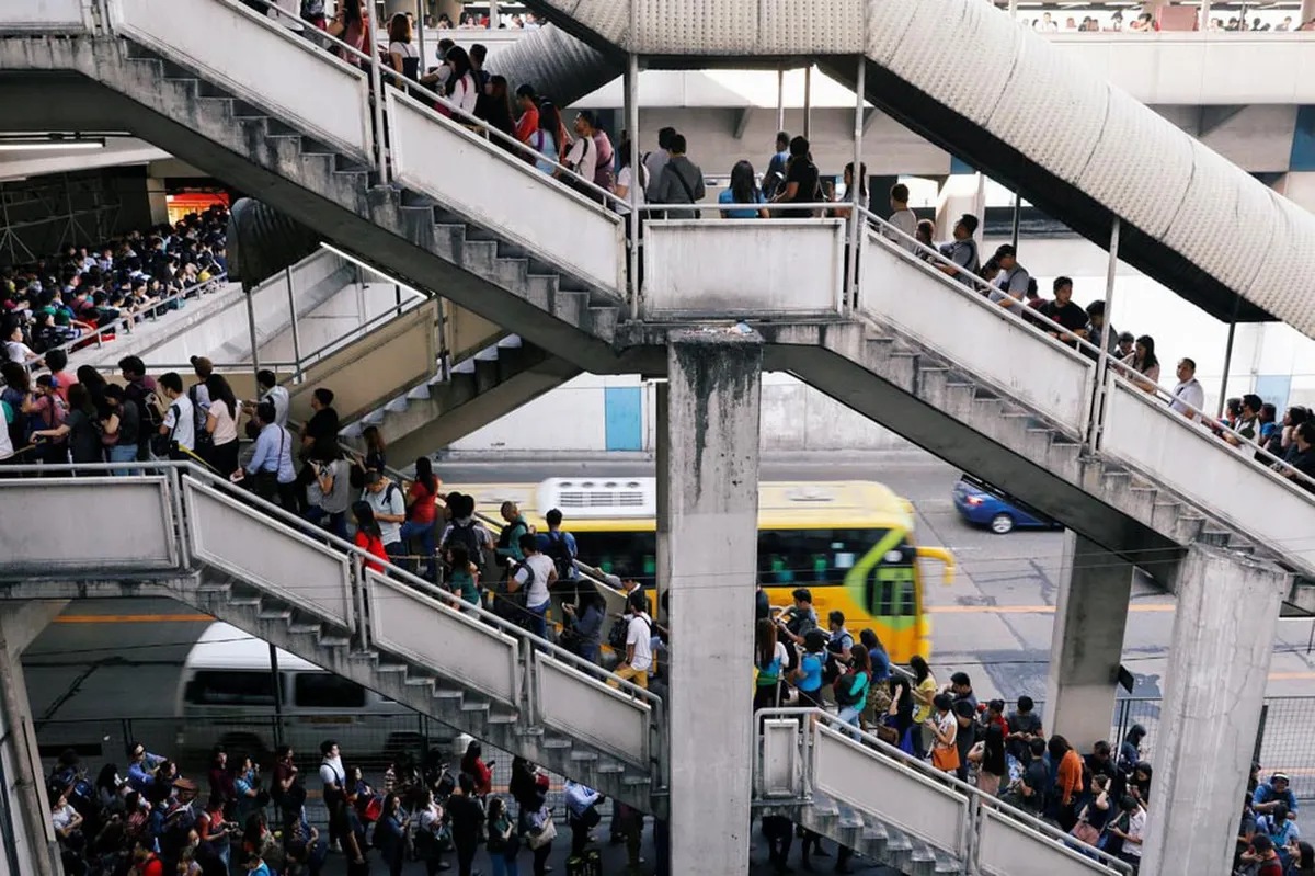 Mga estudyante, libre nang makakasakay sa MRT, LRT-2, PNR tuwing rush ...