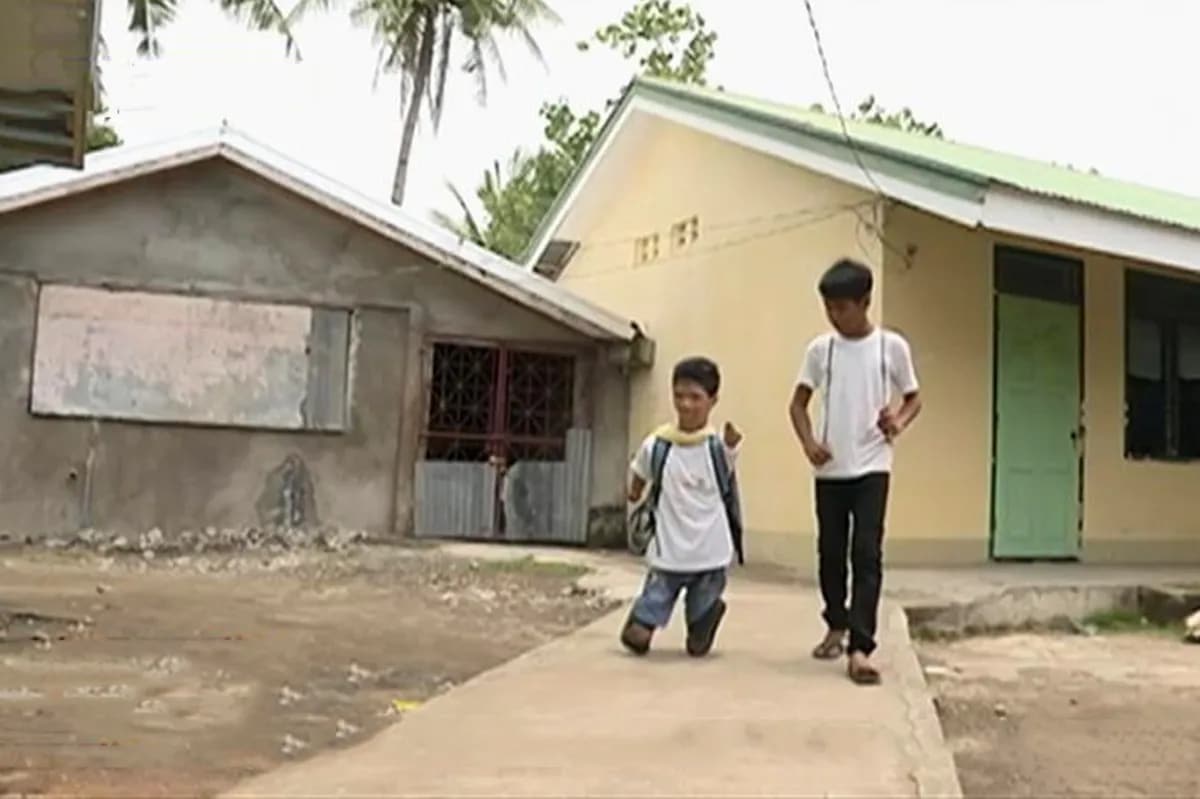 Estudyanteng putol ang paa't kamay, pursigidong makatapos sa pag-aaral ... Estudyanteng putol ang paa't kamay, pursigidong makatapos sa pag-aaral ...