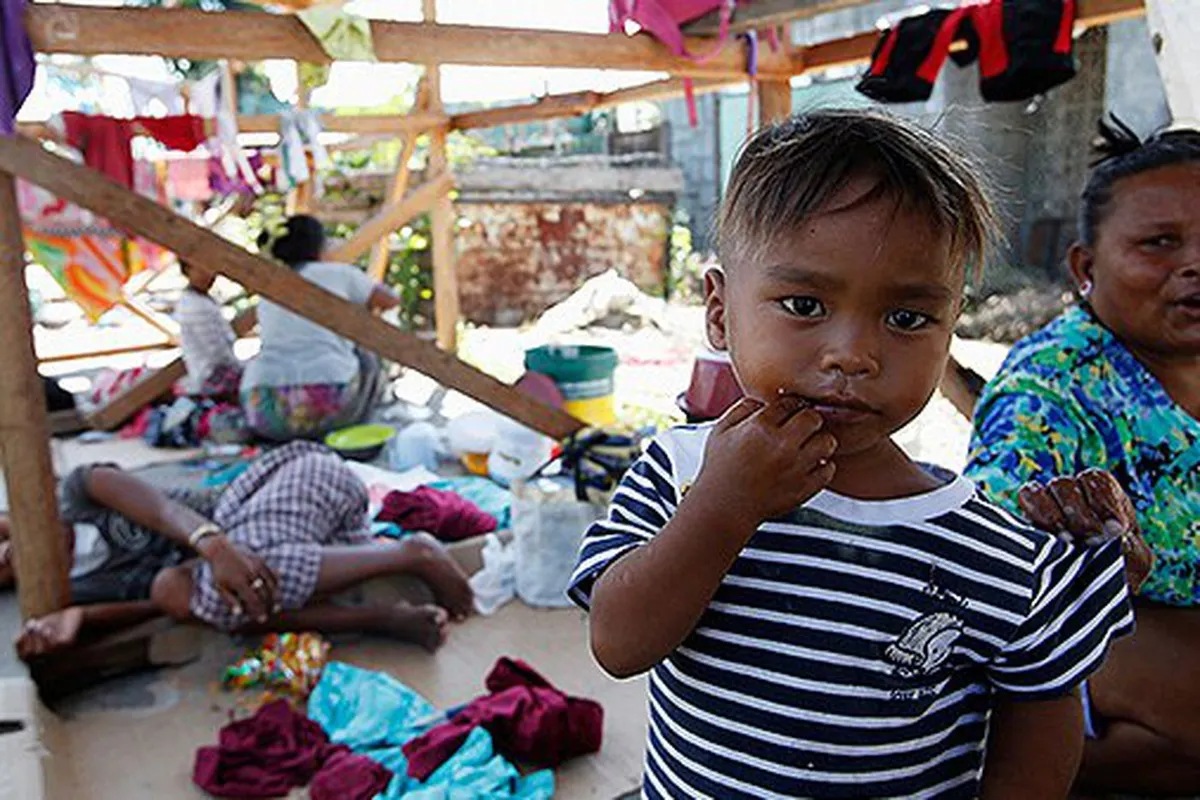 'Yolanda’ survivors mob DSWD Iloilo, seek emergency assistance | ABS ...