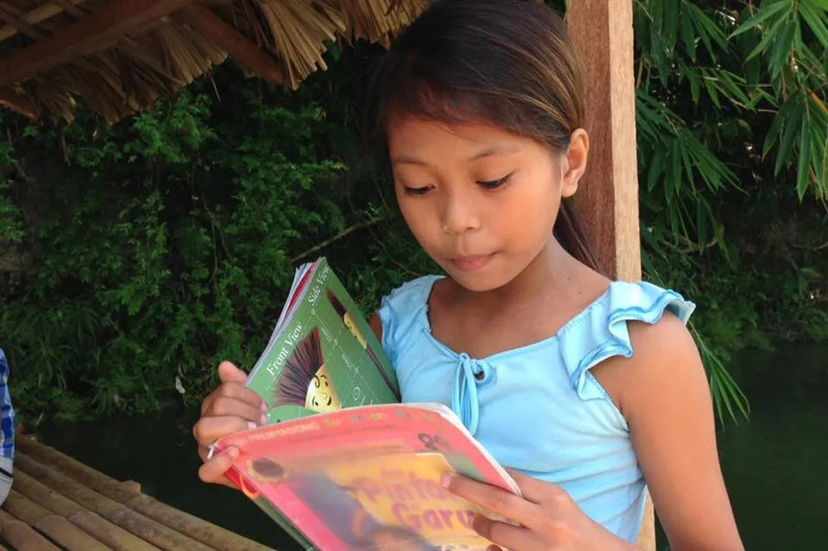 TINGNAN: Ang 'floating library' ng Sorsogon | ABS-CBN News