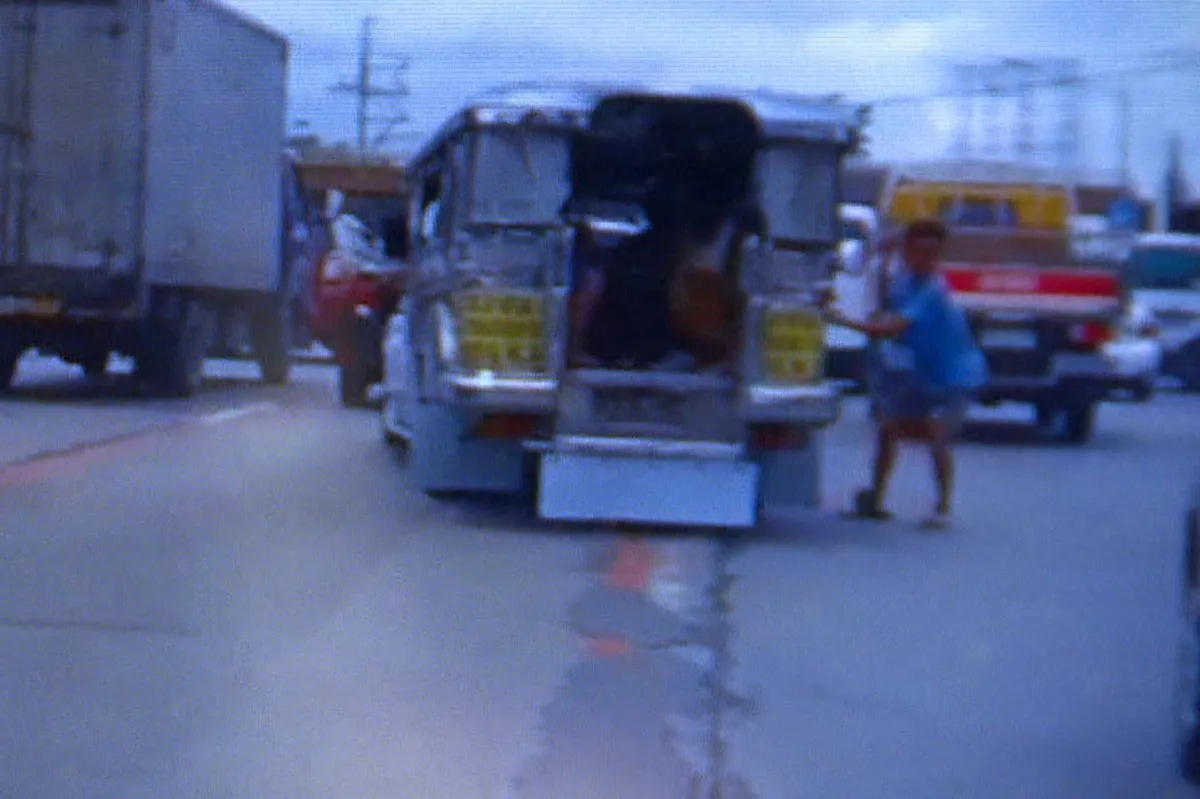 SAPUL SA DASH CAM: Pagnanakaw ng snatcher sa pasahero ng jeep | ABS-CBN ...