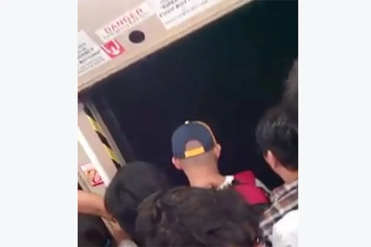 VIRAL: LRT train door stays open mid-transit | ABS-CBN