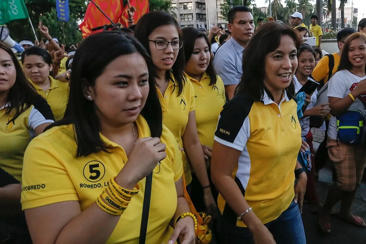 Robredo, daughters leave for Singapore | ABS-CBN News