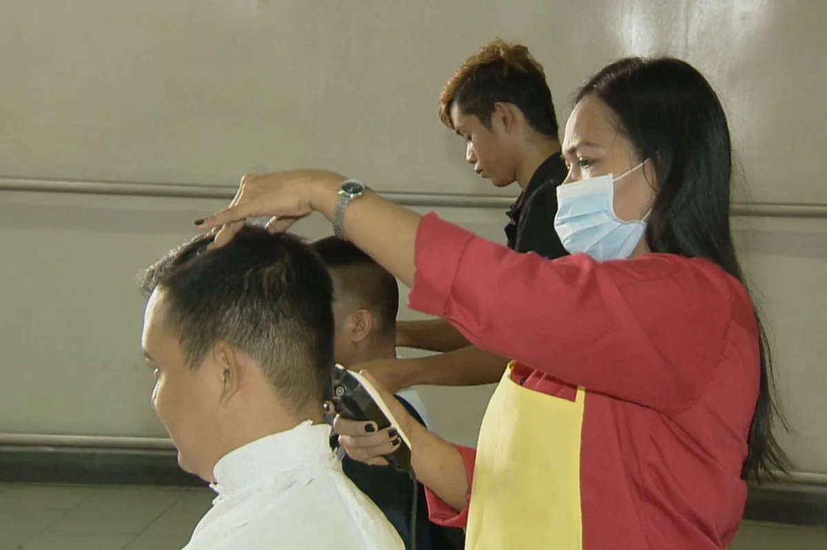 Father's Day 2018: Mga ama, binigyan ng libreng masahe at gupit sa ...