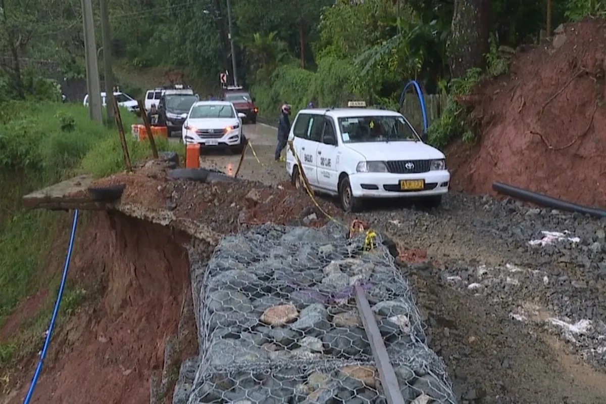 Ilang kalsada sa Cordillera, di madaanan dahil sa pagguho ng lupa | ABS ...