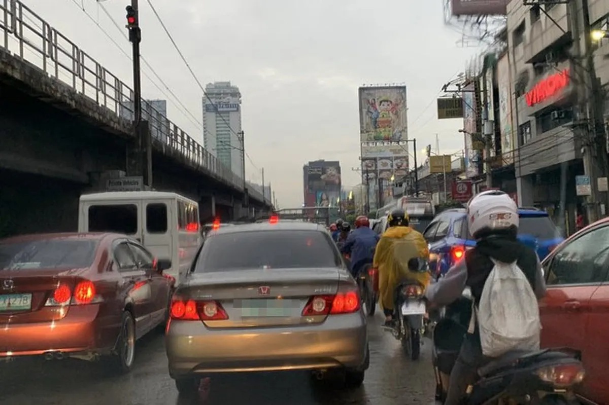Trapik sa EDSA sumikip dahil sa mga tumumbang poste | ABS-CBN News