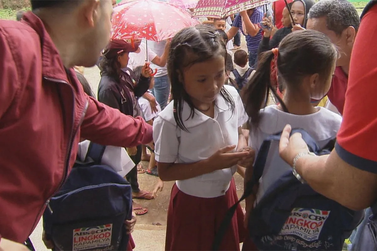 Mga paaralan sa malalayong sitio sa Negros hinatiran ng tulong | ABS ...