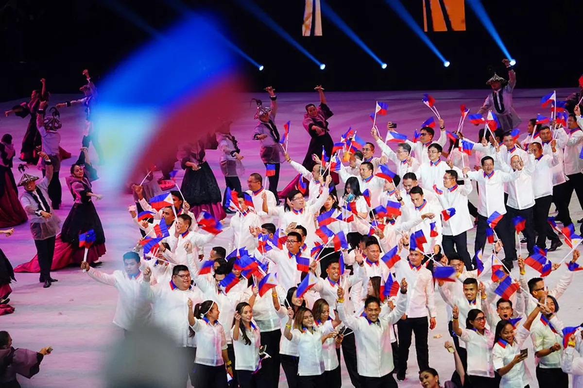 WATCH: Crowd goes wild, as Pinoy athletes enter Philippine Arena | ABS ...