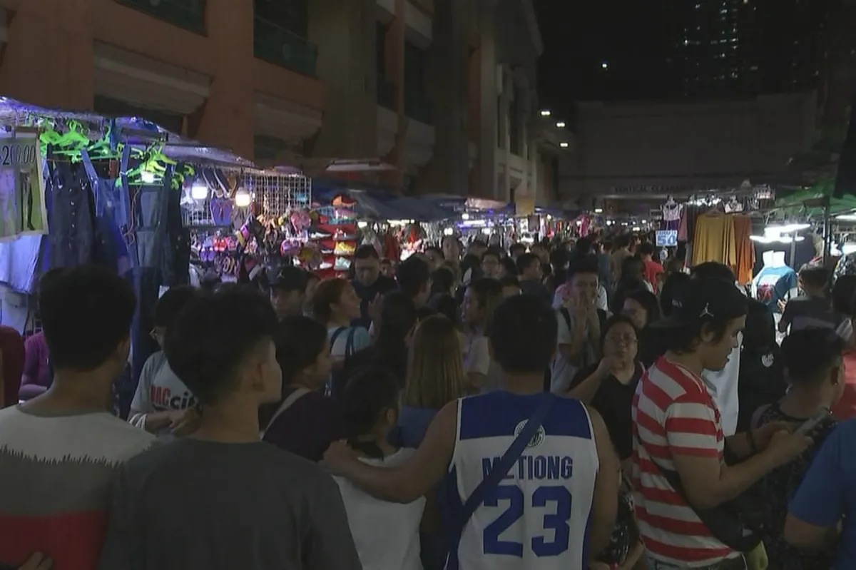 Mga namimili ng panregalo sa Pasko dagsa sa Divisoria | ABS-CBN News