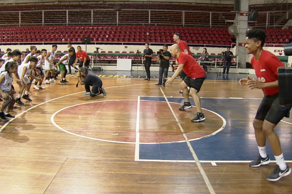 Mga bata, tinuruang mag-basketball ng mga taga-NBA, WNBA | ABS-CBN Sports