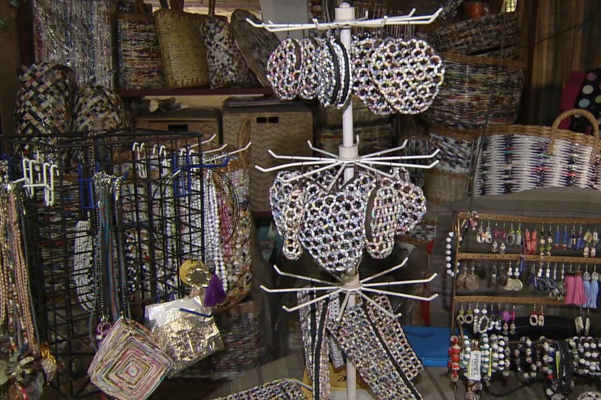 Mga bag, kwintas at iba pa, gawa sa patapong papel | ABS-CBN