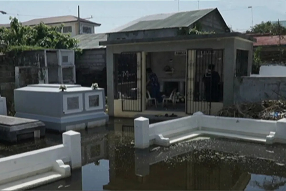 Baha, dinatnan ng mga dumalaw sa sementeryo sa Bulacan | ABS-CBN News