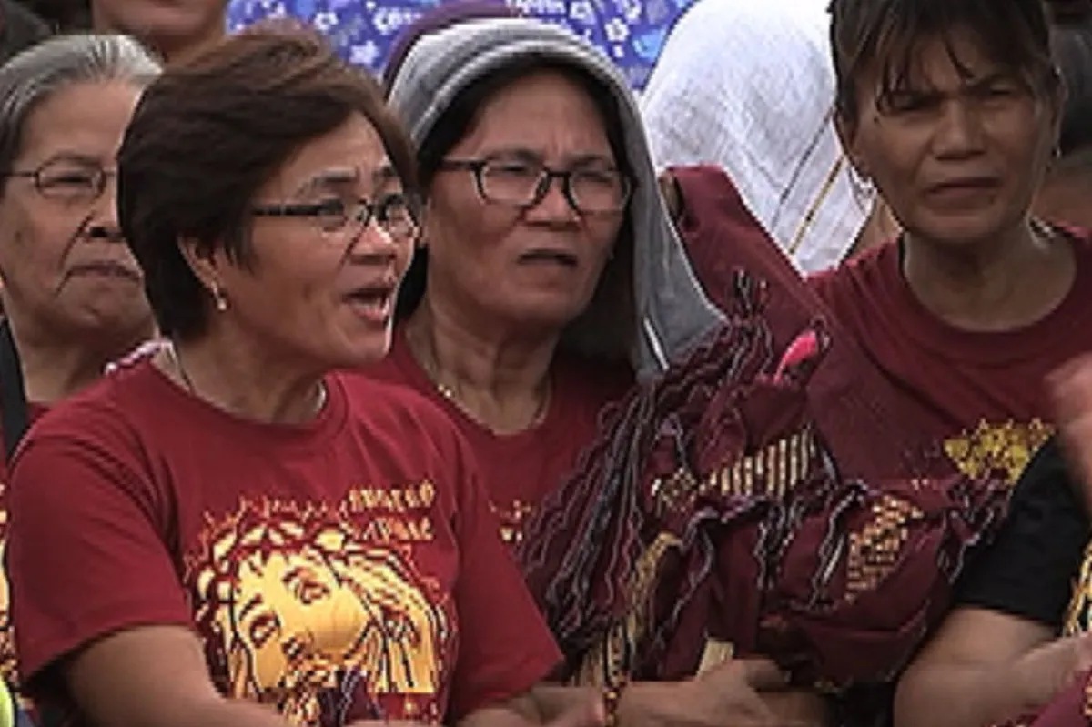 Mga matatanda, may kapansanan, dagsa sa 'pahalik' ng Nazareno | ABS-CBN ...