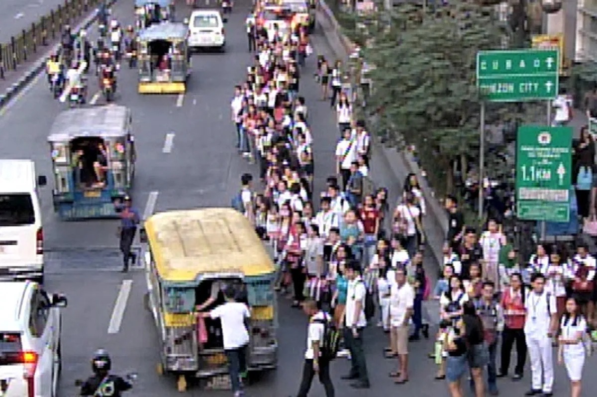 Mga pasahero, walang masakyan dahil sa pagtatanggal ng bulok na PUV ...