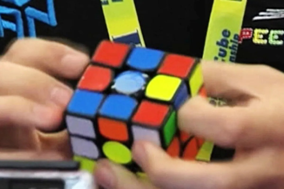Man solves complex rubik's cube puzzles in around 8 seconds | ABS-CBN